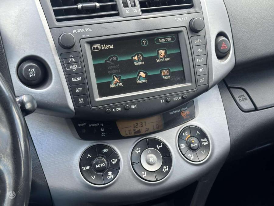 Pelēks Toyota RAV4 2009 Viļņa, ar dzinēja tilpumu 2.23 L un nobraukumu 277 tūkst. km par 3800 €, foto 14 vietnē AUTOMOTO.COM.LV