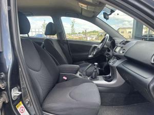 Pelēks Toyota RAV4 2009 Viļņa, ar dzinēja tilpumu 2.23 L un nobraukumu 277 tūkst. km par 3800 €, foto 15 vietnē AUTOMOTO.COM.LV