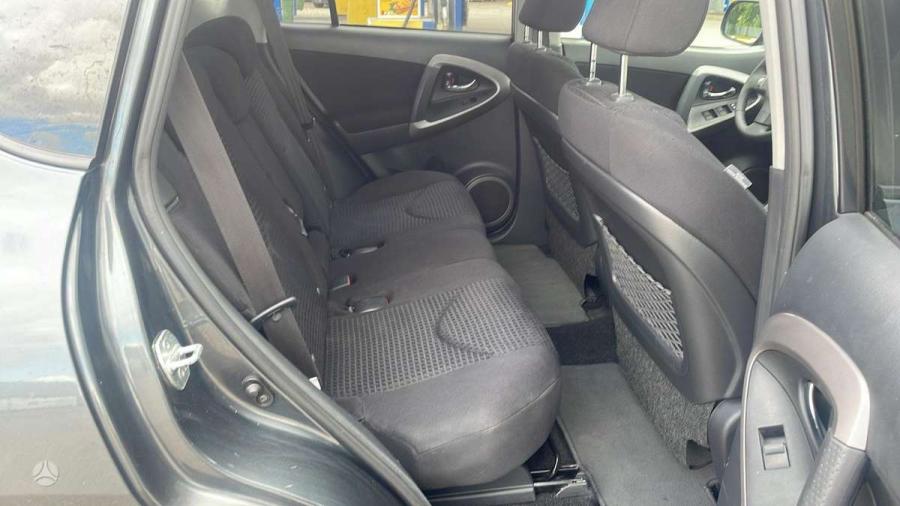 Pelēks Toyota RAV4 2009 Marijampole, ar dzinēja tilpumu 2.00 L un nobraukumu 250 tūkst. km par 4699 €, foto 17 vietnē AUTOMOTO.COM.LV