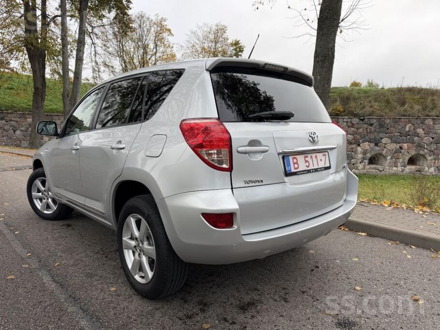 Grey Toyota RAV4 2009 in Daugavpils, with an engine capacity of 2.20 L and mileage of 0 thousand km for 5750 €, photo 4 on AUTOMOTO.COM.LV