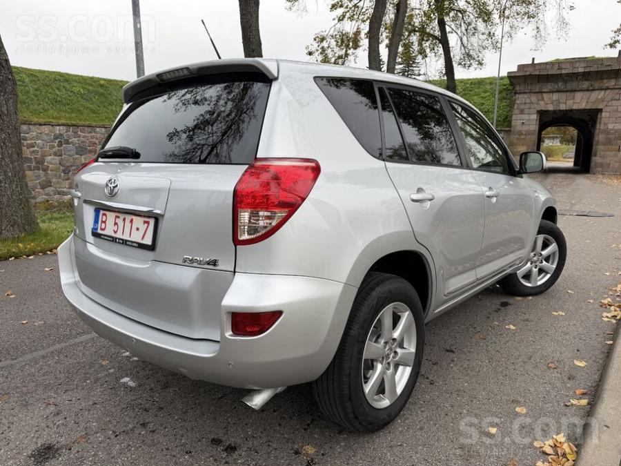 Grey Toyota RAV4 2009 in Daugavpils, with an engine capacity of 2.20 L and mileage of 0 thousand km for 5750 €, photo 9 on AUTOMOTO.COM.LV