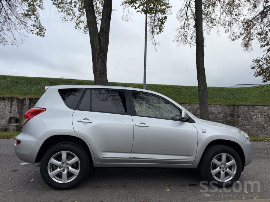 Grey Toyota RAV4 2009 in Daugavpils, with an engine capacity of 2.20 L and mileage of 0 thousand km for 5750 €, photo 10 on AUTOMOTO.COM.LV
