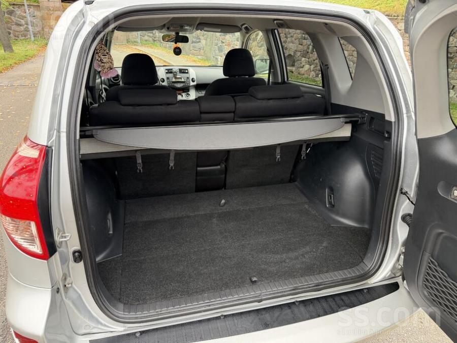 Grey Toyota RAV4 2009 in Daugavpils, with an engine capacity of 2.20 L and mileage of 0 thousand km for 5750 €, photo 17 on AUTOMOTO.COM.LV