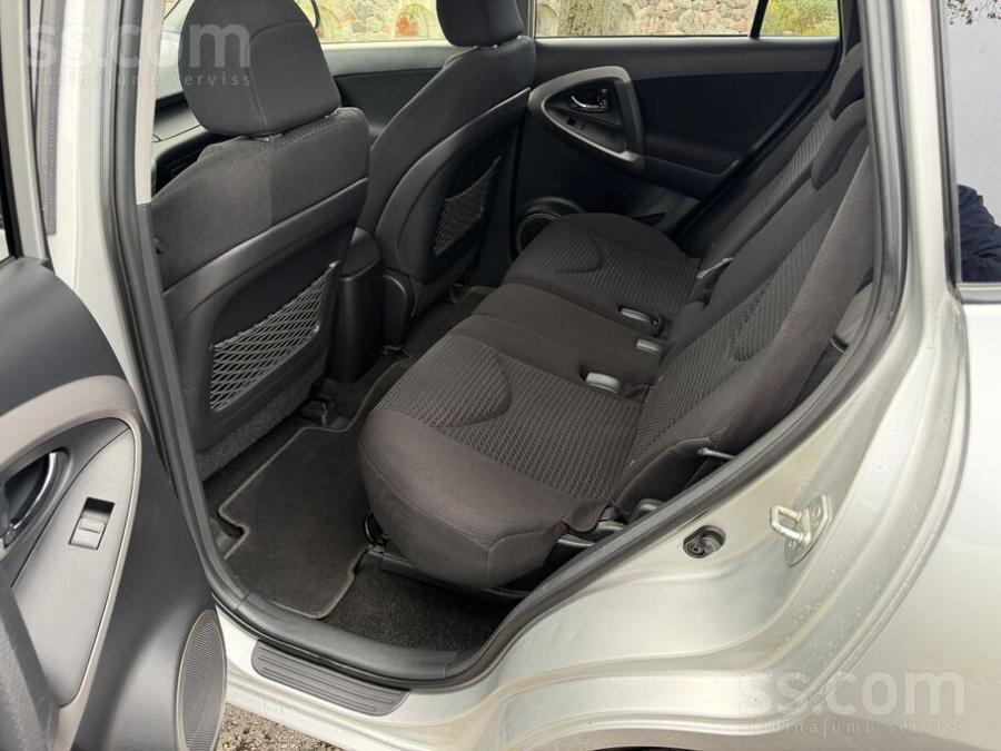 Grey Toyota RAV4 2009 in Daugavpils, with an engine capacity of 2.20 L and mileage of 0 thousand km for 5750 €, photo 20 on AUTOMOTO.COM.LV