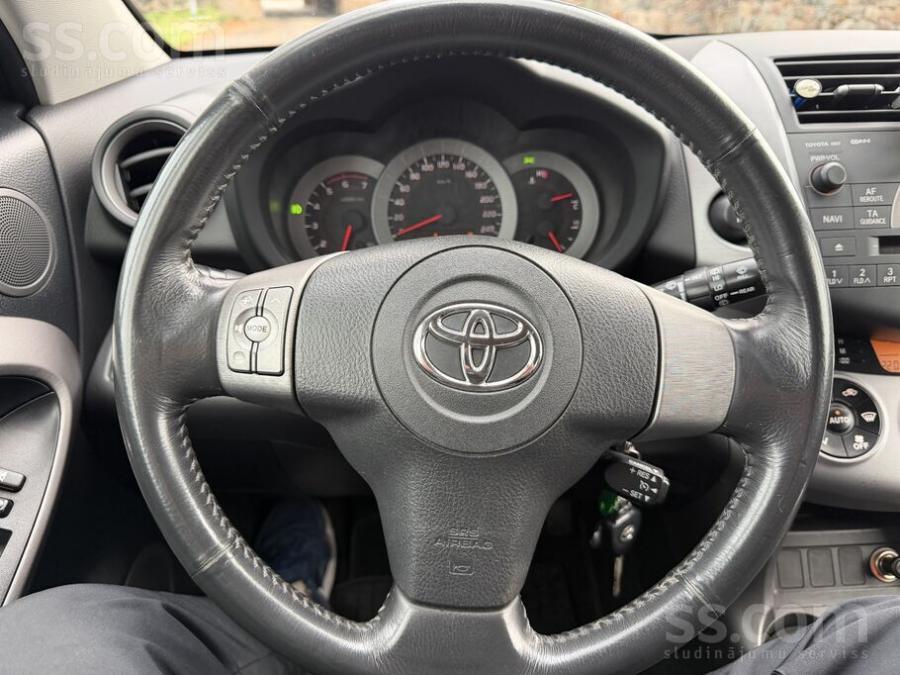 Grey Toyota RAV4 2009 in Daugavpils, with an engine capacity of 2.20 L and mileage of 0 thousand km for 5750 €, photo 28 on AUTOMOTO.COM.LV