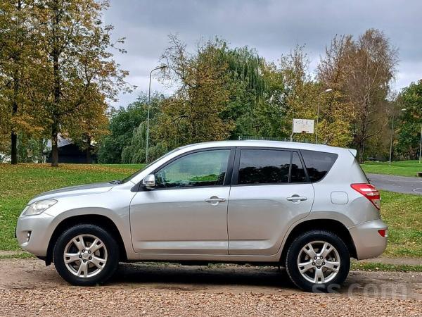 Toyota RAV4 2009 in Riga on AUTOMOTO.COM.LV Grey Toyota RAV4 2009 in Riga, with an engine capacity of 2.20 L and mileage of 281 thousand km for 4490 €, photo 4 on AUTOMOTO.COM.LV