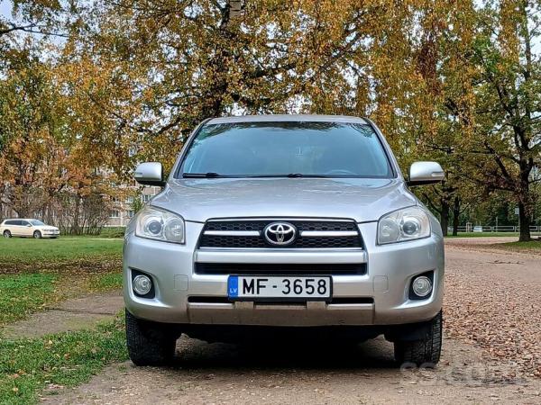Toyota RAV4 2009 in Riga on AUTOMOTO.COM.LV Grey Toyota RAV4 2009 in Riga, with an engine capacity of 2.20 L and mileage of 281 thousand km for 4490 €, photo 5 on AUTOMOTO.COM.LV