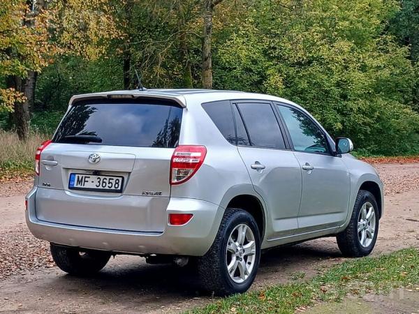 Toyota RAV4 2009 in Riga on AUTOMOTO.COM.LV Grey Toyota RAV4 2009 in Riga, with an engine capacity of 2.20 L and mileage of 281 thousand km for 4490 €, photo 10 on AUTOMOTO.COM.LV