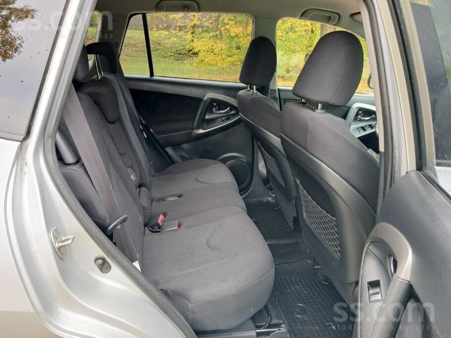 Серый Тойота РАВ 4 2009 в Рига, объемом двигателя 2.20 л и пробегом 281 тыс. км за 4490 €, фото 13 на AUTOMOTO.COM.LV