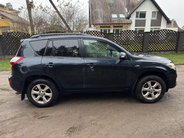 Pelēks Toyota RAV4 2010 Ukmergė, ar dzinēja tilpumu 2.20 L un nobraukumu 500 tūkst. km par 4990 €, foto 5 vietnē AUTOMOTO.COM.LV