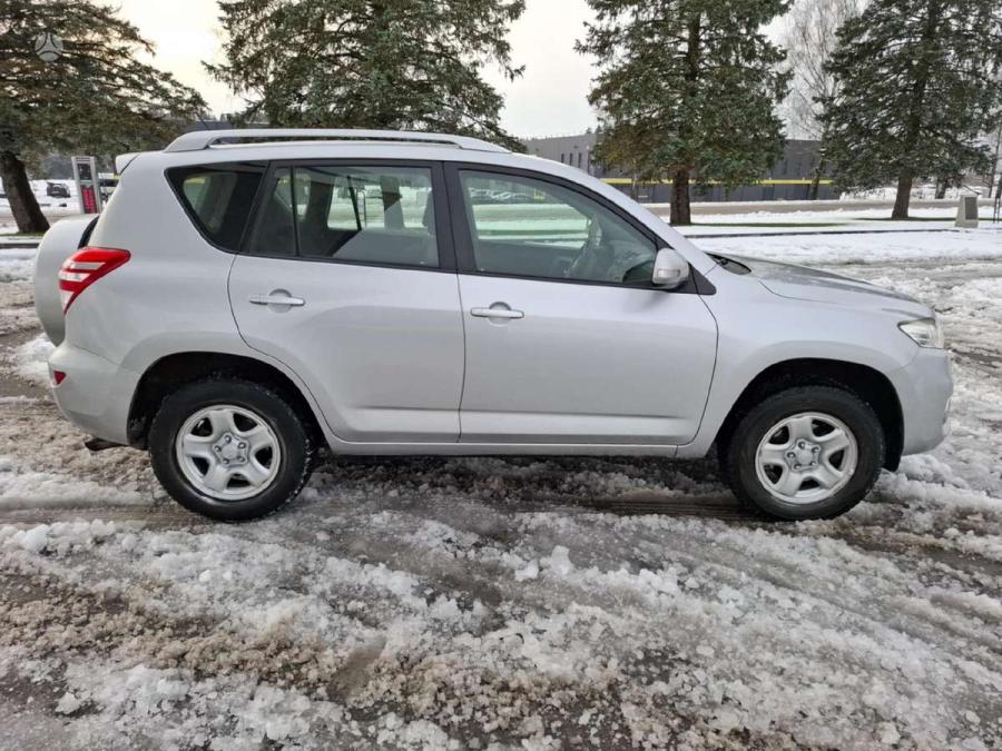 Grey Toyota RAV4 2010 in Plunge, with an engine capacity of 2.23 L and mileage of 280 thousand km for 6000 €, photo 3 on AUTOMOTO.COM.LV
