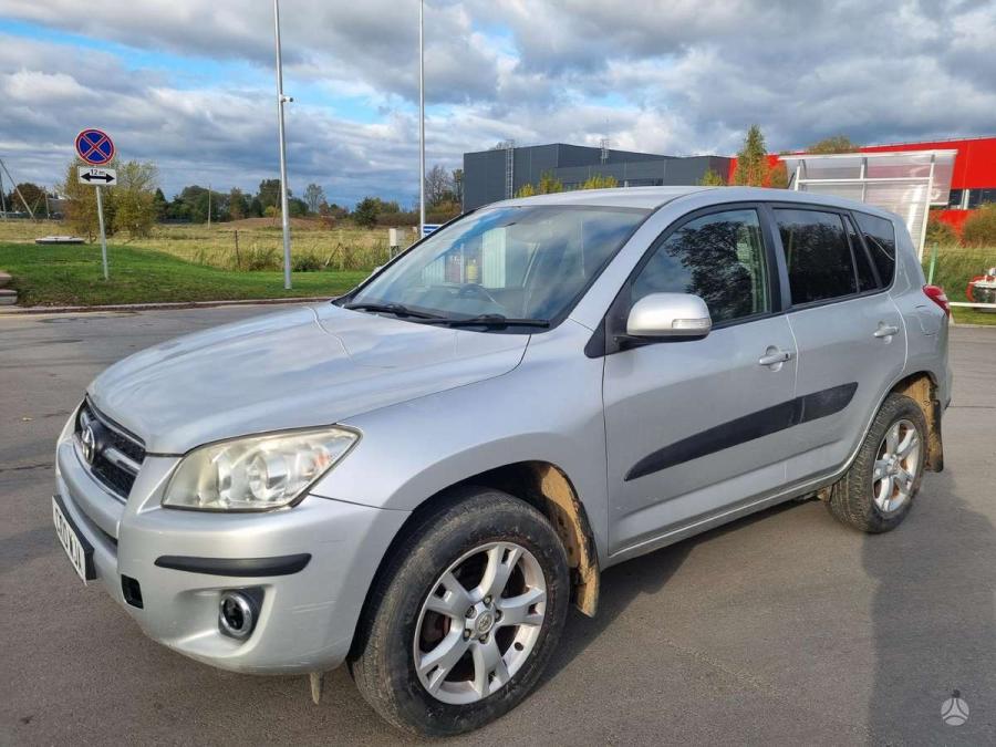 Grey Toyota RAV4 2010 in Taurage, with an engine capacity of 2.20 L and mileage of 144 thousand km for 2350 €, photo 2 on AUTOMOTO.COM.LV