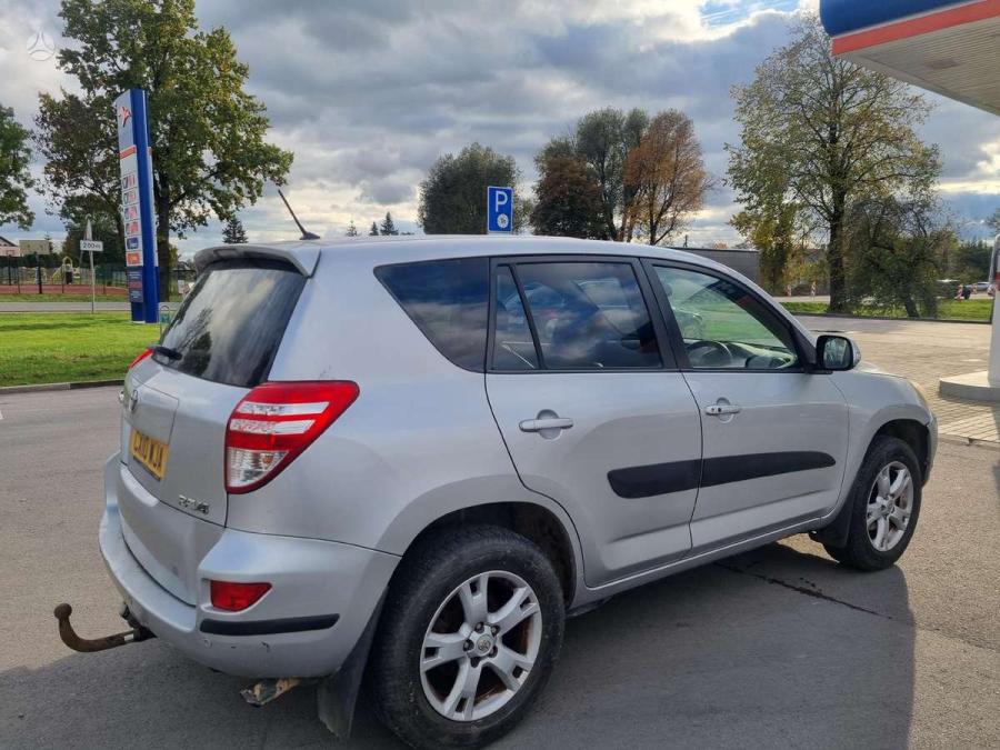 Grey Toyota RAV4 2010 in Taurage, with an engine capacity of 2.20 L and mileage of 144 thousand km for 2350 €, photo 3 on AUTOMOTO.COM.LV