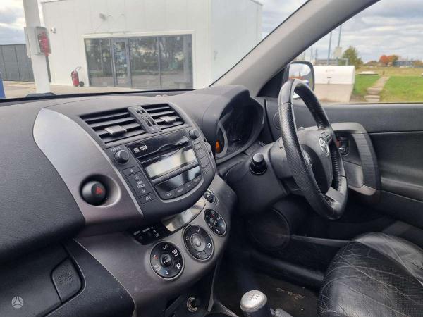 Pelēks Toyota RAV4 2010 Tauragė, ar dzinēja tilpumu 2.20 L un nobraukumu 144 tūkst. km par 2350 €, foto 10 vietnē AUTOMOTO.COM.LV