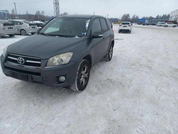 Pelēks Toyota RAV4 2010 Panevēža, ar dzinēja tilpumu 1.99 L un nobraukumu 234 tūkst. km par 6300 €, foto 1 vietnē AUTOMOTO.COM.LV
