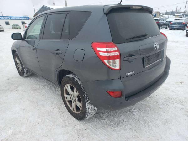 Pelēks Toyota RAV4 2010 Panevēža, ar dzinēja tilpumu 1.99 L un nobraukumu 234 tūkst. km par 6300 €, foto 7 vietnē AUTOMOTO.COM.LV