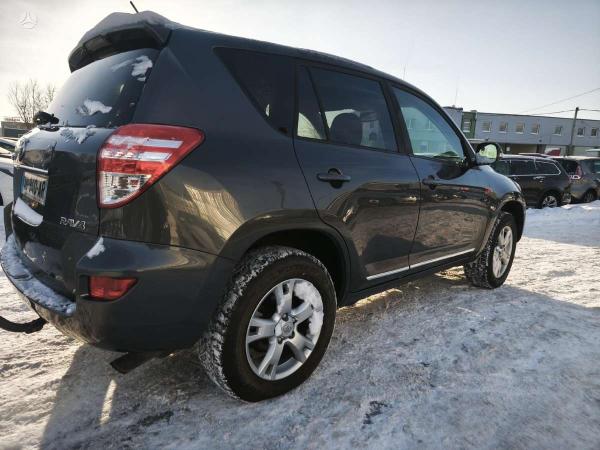 Grey Toyota RAV4 2010 in Klaipeda, with an engine capacity of 2.23 L and mileage of 270 thousand km for 5600 €, photo 1 on AUTOMOTO.COM.LV