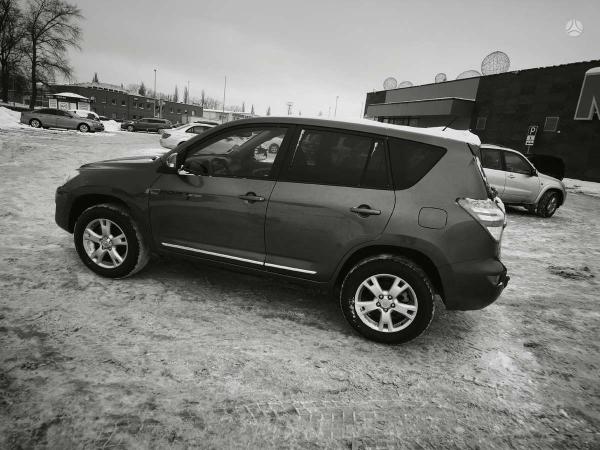 Grey Toyota RAV4 2010 in Klaipeda, with an engine capacity of 2.23 L and mileage of 270 thousand km for 5600 €, photo 2 on AUTOMOTO.COM.LV