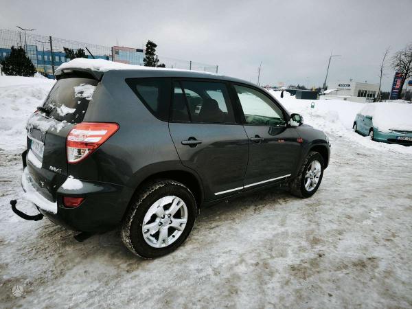 Grey Toyota RAV4 2010 in Klaipeda, with an engine capacity of 2.23 L and mileage of 270 thousand km for 5600 €, photo 4 on AUTOMOTO.COM.LV