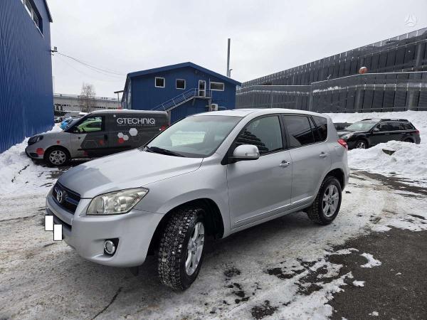 Pelēks Toyota RAV4 2010 Viļņa, ar dzinēja tilpumu 2.23 L un nobraukumu 207 tūkst. km par 5500 €, foto 1 vietnē AUTOMOTO.COM.LV