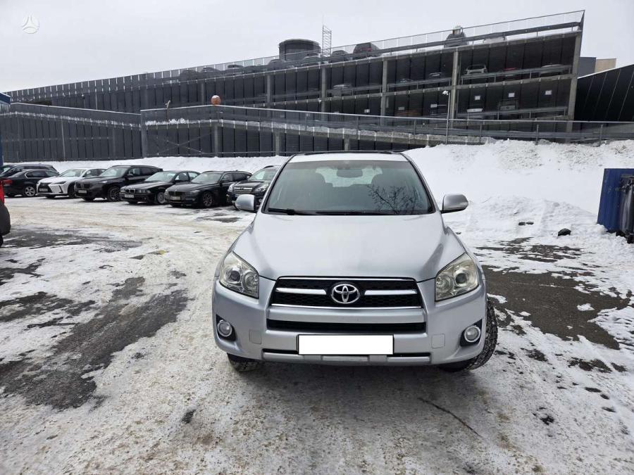 Grey Toyota RAV4 2010 in Vilnius, with an engine capacity of 2.23 L and mileage of 207 thousand km for 5500 €, photo 2 on AUTOMOTO.COM.LV