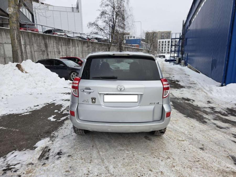 Grey Toyota RAV4 2010 in Vilnius, with an engine capacity of 2.23 L and mileage of 207 thousand km for 5500 €, photo 5 on AUTOMOTO.COM.LV