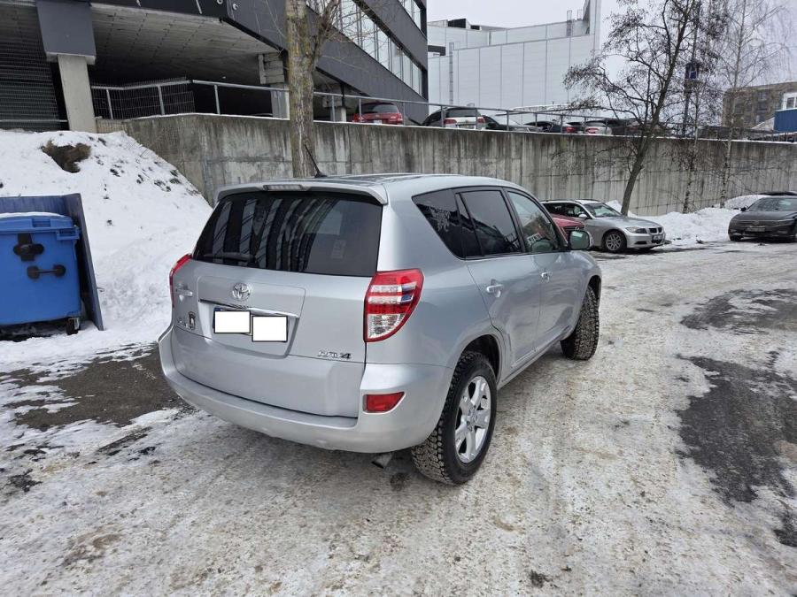 Grey Toyota RAV4 2010 in Vilnius, with an engine capacity of 2.23 L and mileage of 207 thousand km for 5500 €, photo 6 on AUTOMOTO.COM.LV