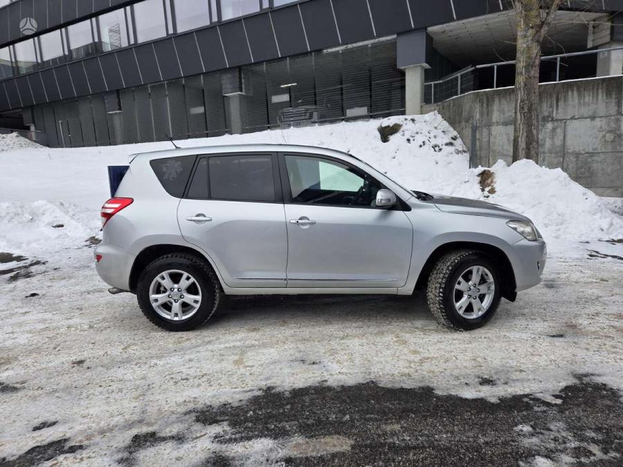 Grey Toyota RAV4 2010 in Vilnius, with an engine capacity of 2.23 L and mileage of 207 thousand km for 5500 €, photo 7 on AUTOMOTO.COM.LV