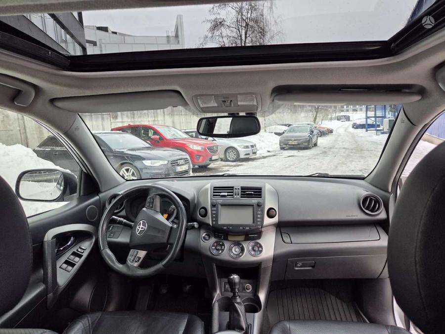 Grey Toyota RAV4 2010 in Vilnius, with an engine capacity of 2.23 L and mileage of 207 thousand km for 5500 €, photo 16 on AUTOMOTO.COM.LV