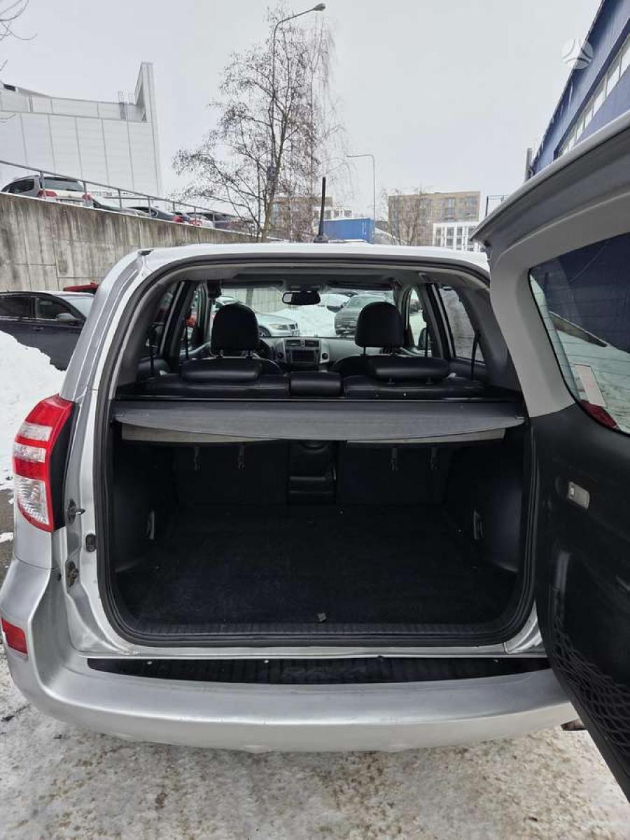 Grey Toyota RAV4 2010 in Vilnius, with an engine capacity of 2.23 L and mileage of 207 thousand km for 5500 €, photo 31 on AUTOMOTO.COM.LV