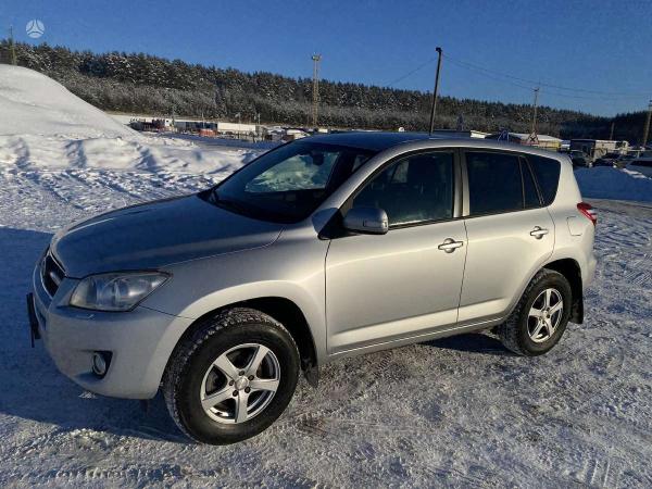 Pelēks Toyota RAV4 2010 Viļņa, ar dzinēja tilpumu 2.00 L un nobraukumu 298 tūkst. km par 5750 €, foto 2 vietnē AUTOMOTO.COM.LV