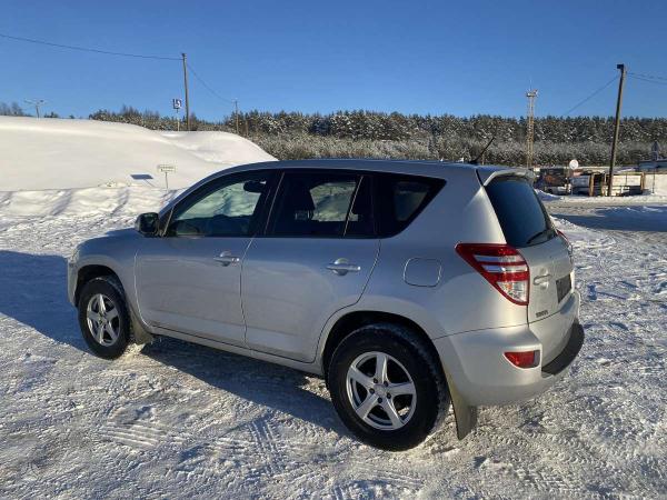 Pelēks Toyota RAV4 2010 Viļņa, ar dzinēja tilpumu 2.00 L un nobraukumu 298 tūkst. km par 5750 €, foto 3 vietnē AUTOMOTO.COM.LV