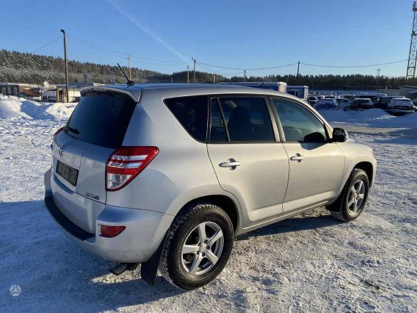 Pelēks Toyota RAV4 2010 Viļņa, ar dzinēja tilpumu 2.00 L un nobraukumu 298 tūkst. km par 5750 €, foto 5 vietnē AUTOMOTO.COM.LV