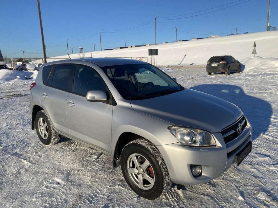Grey Toyota RAV4 2010 in Vilnius, with an engine capacity of 2.00 L and mileage of 298 thousand km for 5750 €, photo 6 on AUTOMOTO.COM.LV