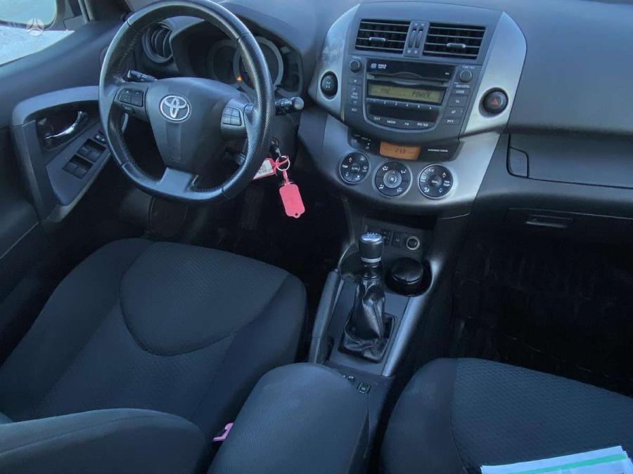 Grey Toyota RAV4 2010 in Vilnius, with an engine capacity of 2.00 L and mileage of 298 thousand km for 5750 €, photo 9 on AUTOMOTO.COM.LV