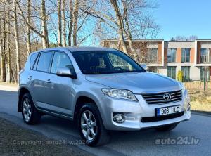 Pelēks Toyota RAV4 2010 Tallina, ar dzinēja tilpumu 2.20 L un nobraukumu 127 tūkst. km par 9995 €, foto  vietnē AUTOMOTO.COM.LV