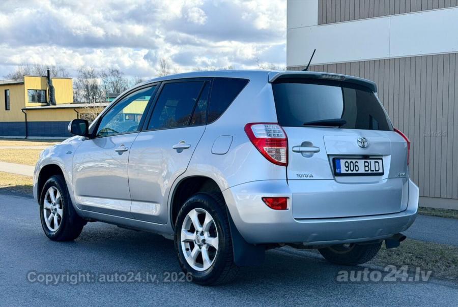 Grey Toyota RAV4 2010 in Tallinn, with an engine capacity of 2.20 L and mileage of 127 thousand km for 9995 €, photo 2 on AUTOMOTO.COM.LV