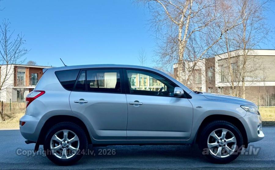 Grey Toyota RAV4 2010 in Tallinn, with an engine capacity of 2.20 L and mileage of 127 thousand km for 9995 €, photo 3 on AUTOMOTO.COM.LV