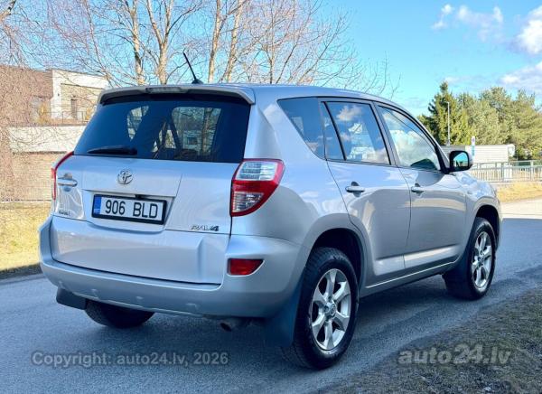 Pelēks Toyota RAV4 2010 Tallina, ar dzinēja tilpumu 2.20 L un nobraukumu 127 tūkst. km par 9995 €, foto 7 vietnē AUTOMOTO.COM.LV