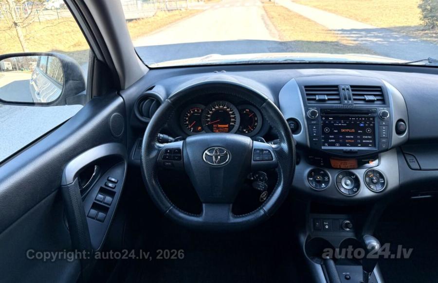 Grey Toyota RAV4 2010 in Tallinn, with an engine capacity of 2.20 L and mileage of 127 thousand km for 9995 €, photo 8 on AUTOMOTO.COM.LV