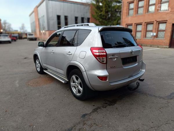Grey Toyota RAV4 2010 in Panevezys, with an engine capacity of 2.20 L and mileage of 182 thousand km for 6650 €, photo 1 on AUTOMOTO.COM.LV