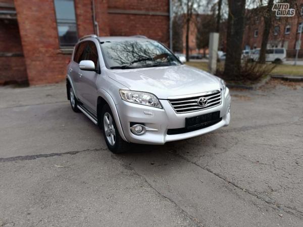 Grey Toyota RAV4 2010 in Panevezys, with an engine capacity of 2.20 L and mileage of 182 thousand km for 6650 €, photo 4 on AUTOMOTO.COM.LV