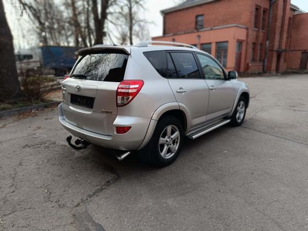 Grey Toyota RAV4 2010 in Panevezys, with an engine capacity of 2.20 L and mileage of 182 thousand km for 6650 €, photo 5 on AUTOMOTO.COM.LV
