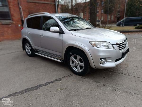 Grey Toyota RAV4 2010 in Panevezys, with an engine capacity of 2.20 L and mileage of 182 thousand km for 6650 €, photo 9 on AUTOMOTO.COM.LV