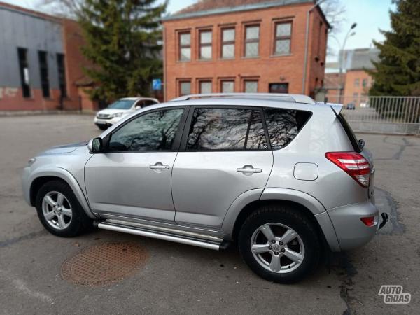 Grey Toyota RAV4 2010 in Panevezys, with an engine capacity of 2.20 L and mileage of 182 thousand km for 6650 €, photo 10 on AUTOMOTO.COM.LV