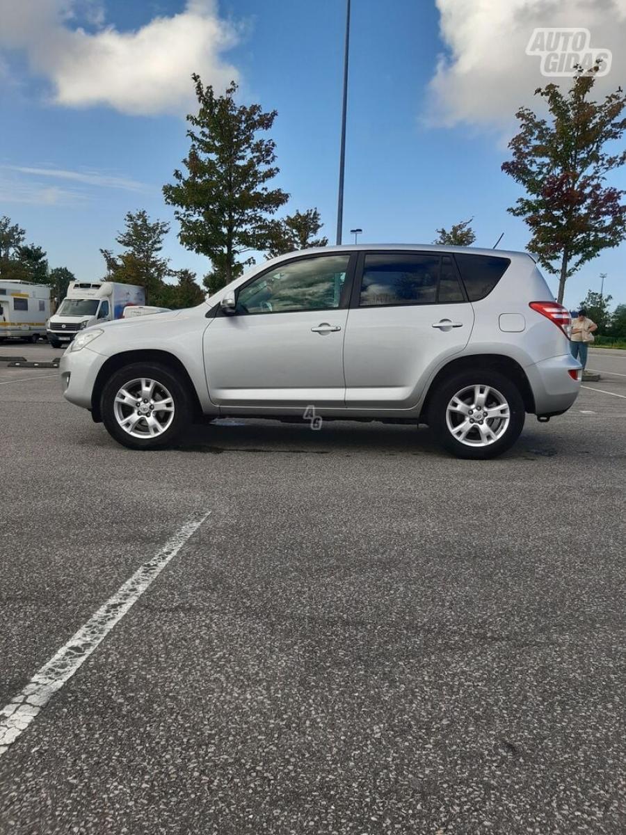 Pelēks Toyota RAV4 2010 Klaipėda, ar dzinēja tilpumu 2.20 L un nobraukumu 250 tūkst. km par 9500 €, foto 1 vietnē AUTOMOTO.COM.LV