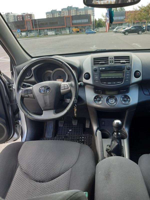 Grey Toyota RAV4 2010 in Klaipeda, with an engine capacity of 2.20 L and mileage of 250 thousand km for 9500 €, photo 4 on AUTOMOTO.COM.LV