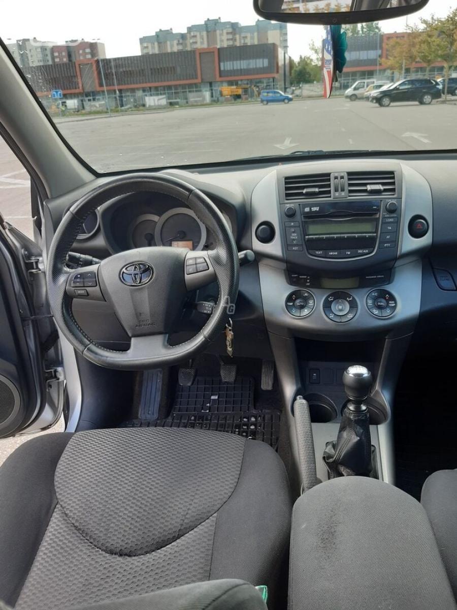 Pelēks Toyota RAV4 2010 Klaipėda, ar dzinēja tilpumu 2.20 L un nobraukumu 250 tūkst. km par 9500 €, foto 5 vietnē AUTOMOTO.COM.LV