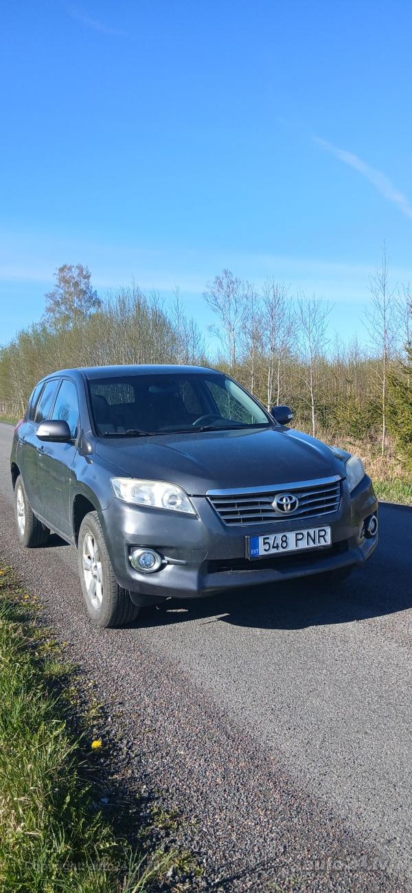 Pelēks Toyota RAV4 2010 Tallina, ar dzinēja tilpumu 2.20 L un nobraukumu 285 tūkst. km par 4899 €, foto 1 vietnē AUTOMOTO.COM.LV