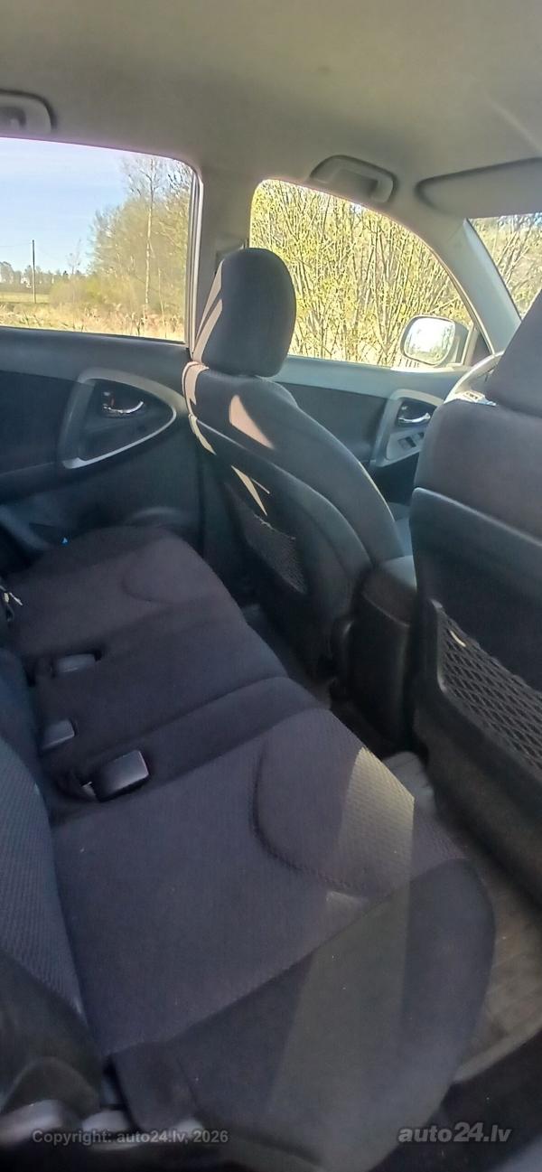 Pelēks Toyota RAV4 2010 Tallina, ar dzinēja tilpumu 2.20 L un nobraukumu 285 tūkst. km par 4899 €, foto 7 vietnē AUTOMOTO.COM.LV